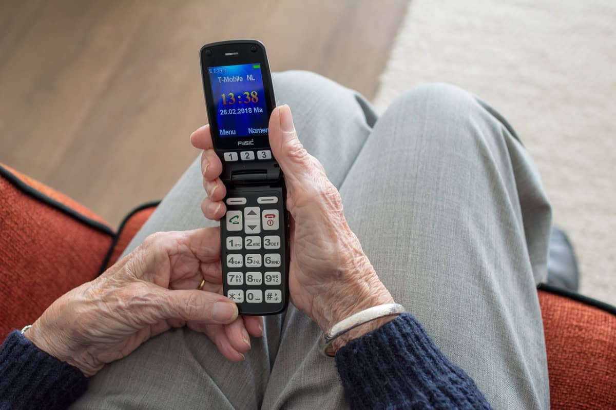 Ultimate Guide To Choosing A Simple Smartphone For Elderly Parents